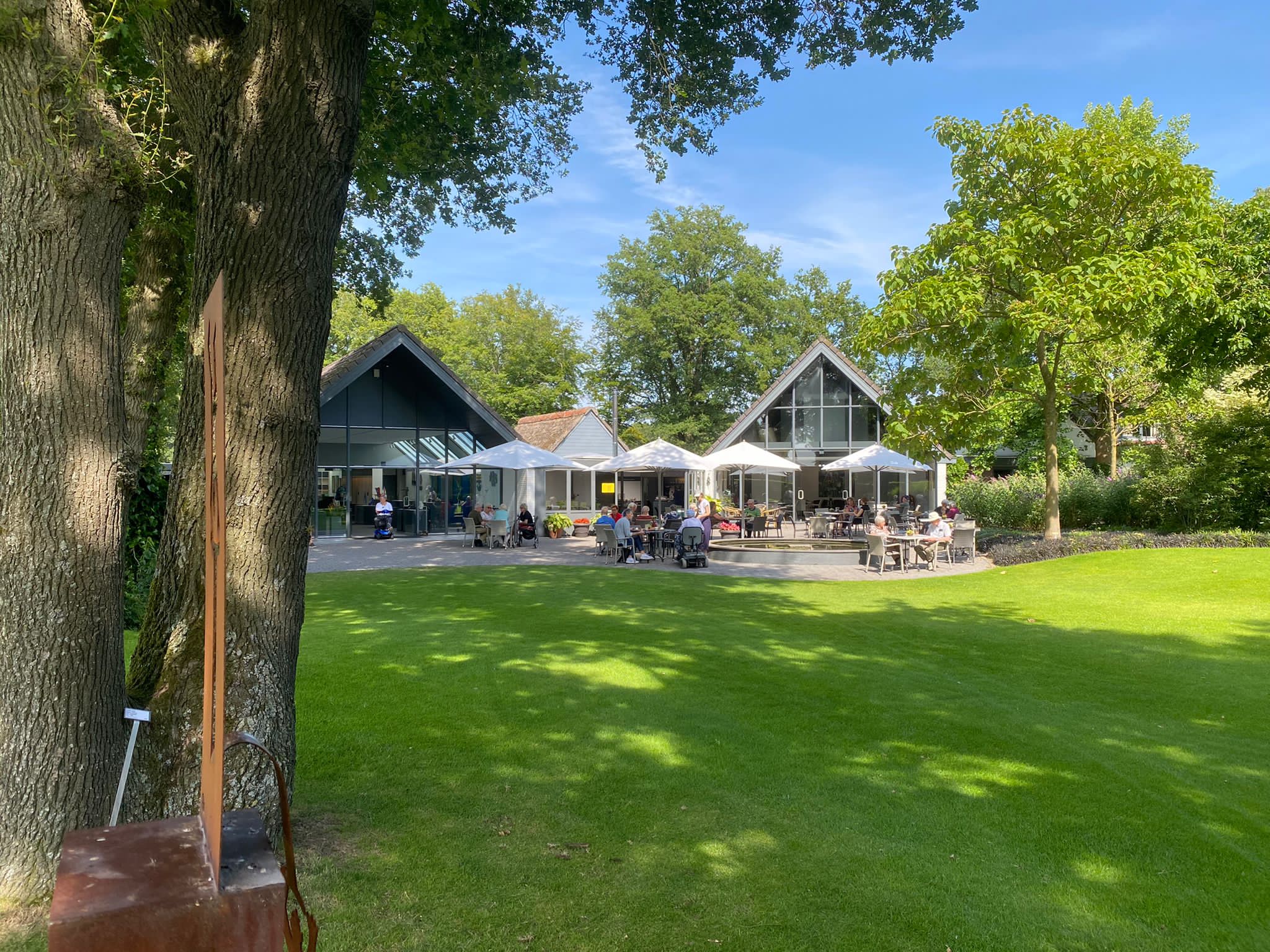 Beelden in Gees: een toegankelijke beeldentuin – Toegankelijk Uit Eten